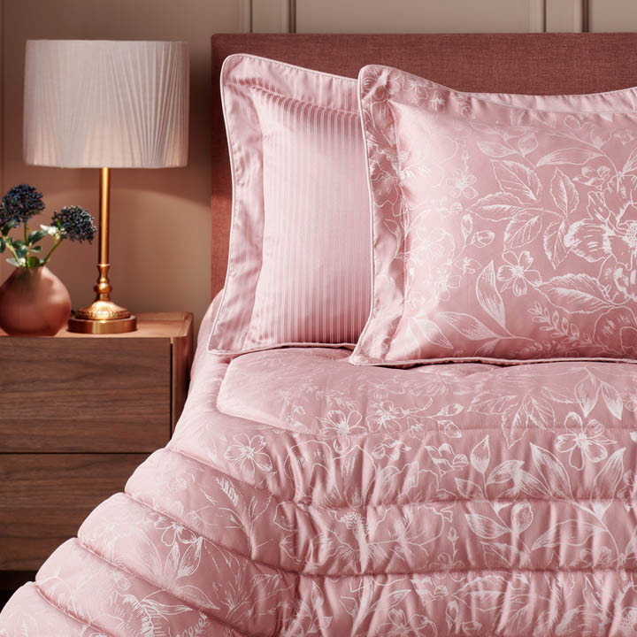 Carnation Comforter Set