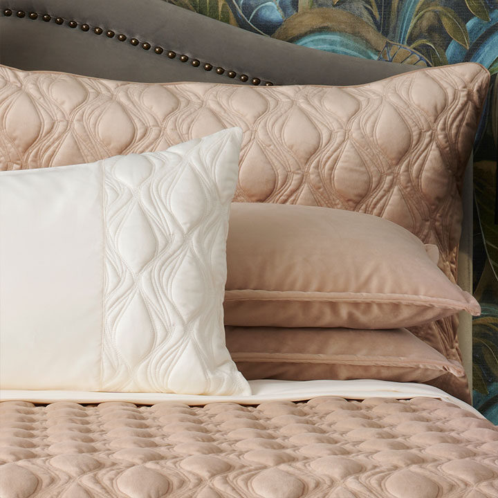 Iris Cream Deluxe Emperor Bed Quilt Set